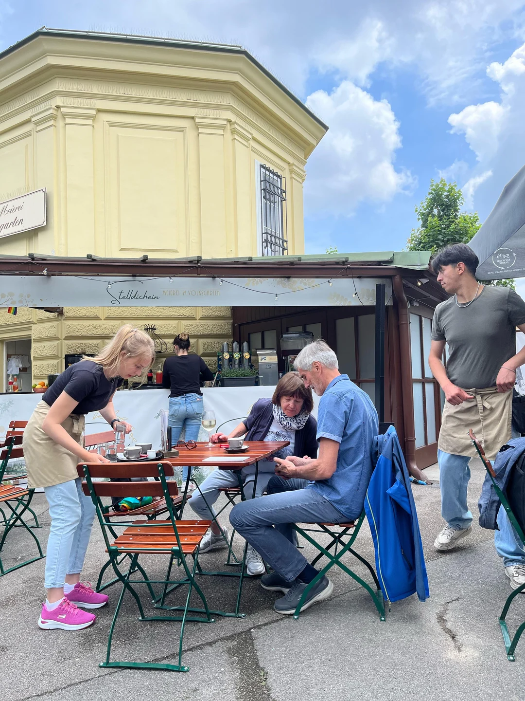 Sneaky sneaky | Scrolller