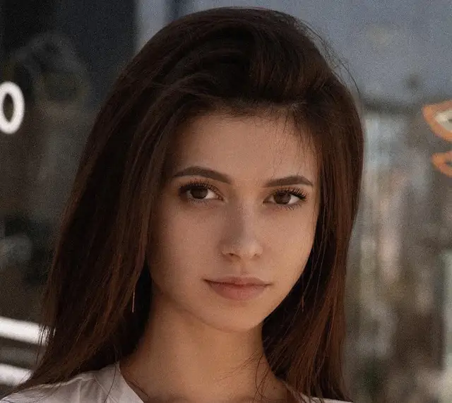 Cristy Ren | Scrolller