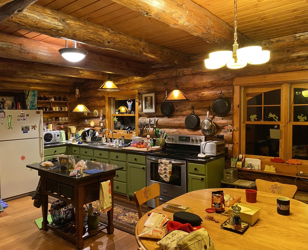 Log cabin kitchen | Scrolller