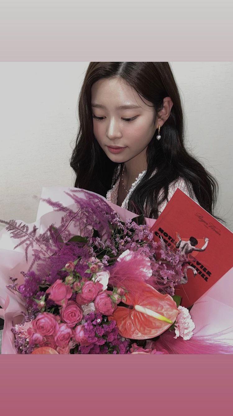 220303 Kim MinJu Instagram Story Update | Scrolller