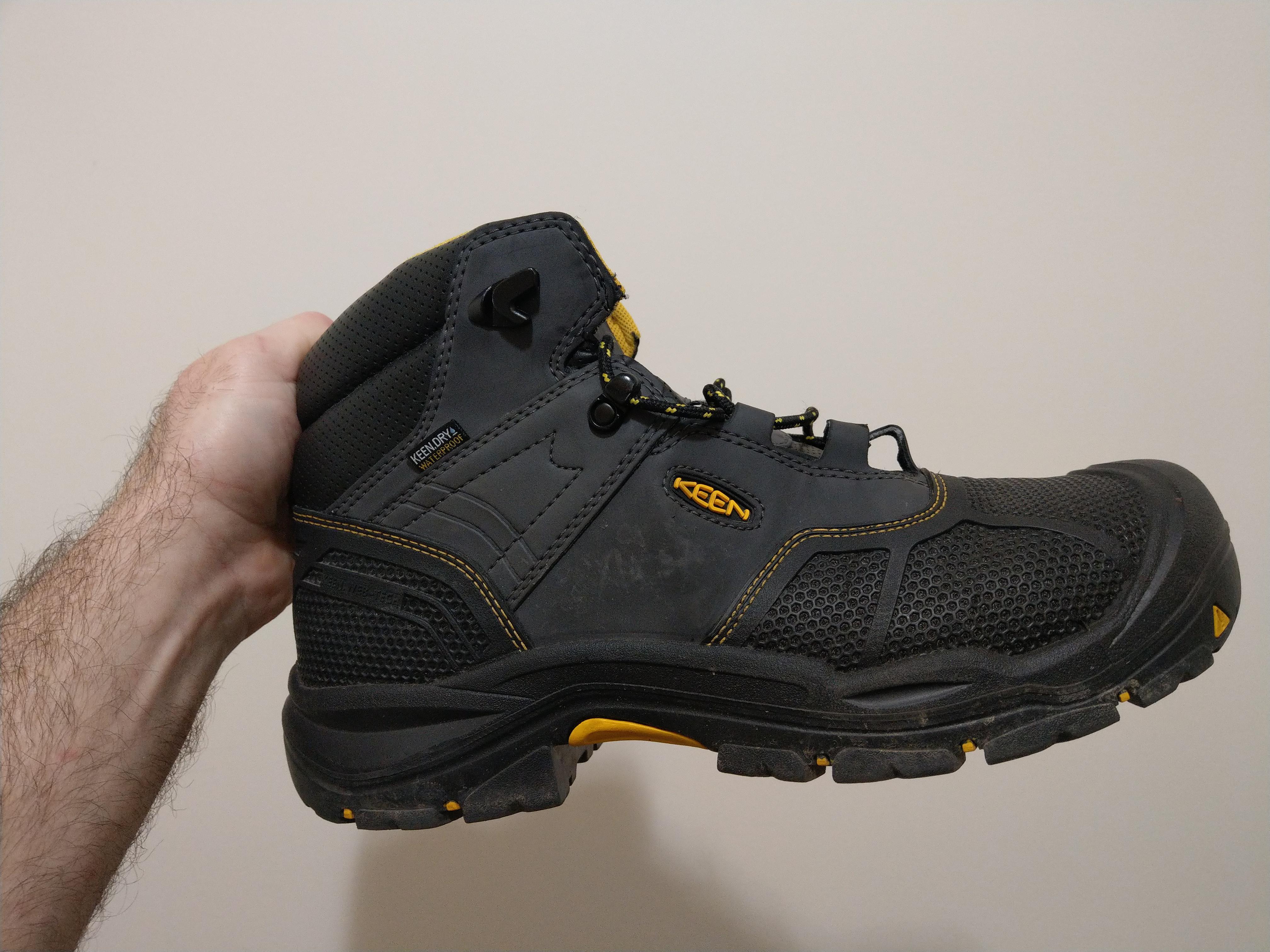 Has anyone ever had this happen? It looks like they missed stitching the lace loops in and only ...