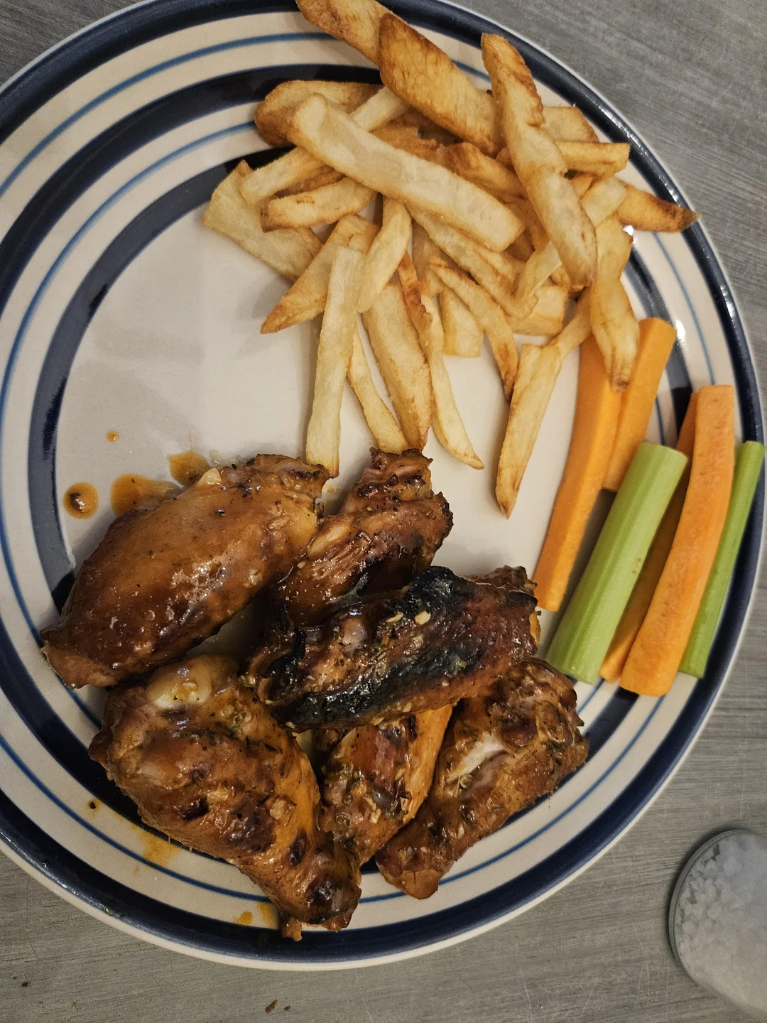 Smokey garlic wings and fries | Scrolller