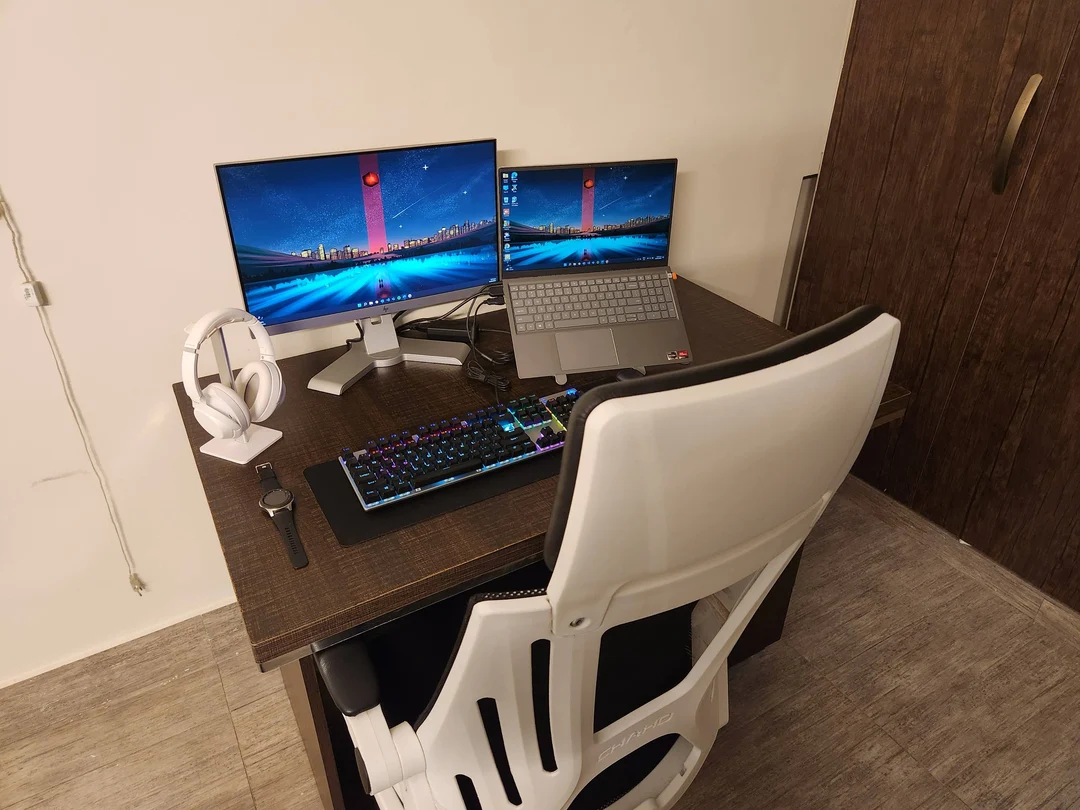 My cozy and fully functional (as per to my need) workstation. | Scrolller