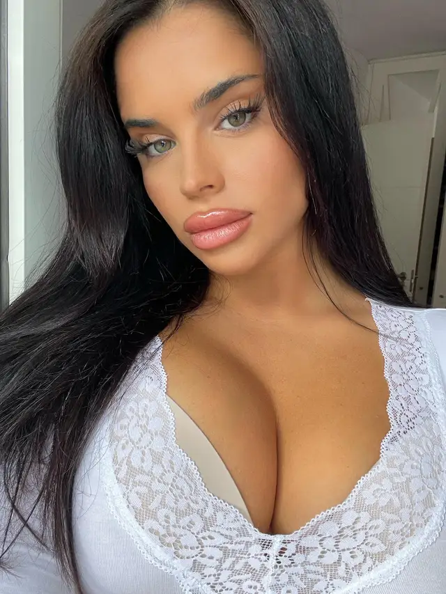 I’m trying to look cute today.. [Female] | Scrolller