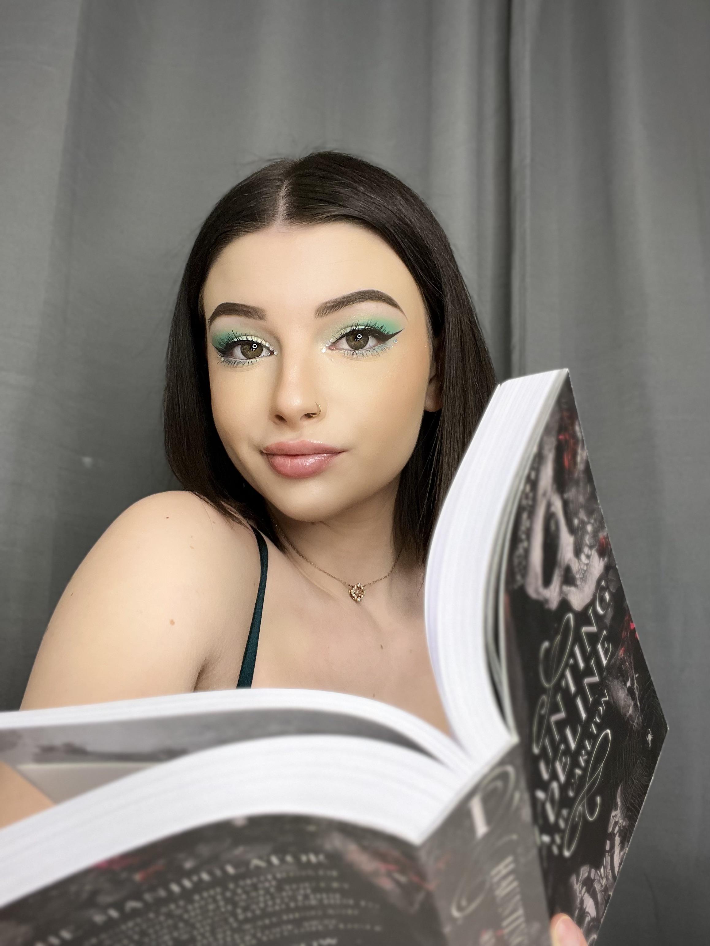 Hey you I am Elly | Scrolller