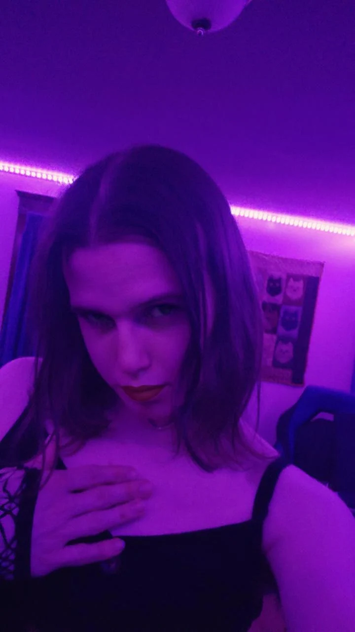 More of mee :3 just chillin' in my room :) | Scrolller