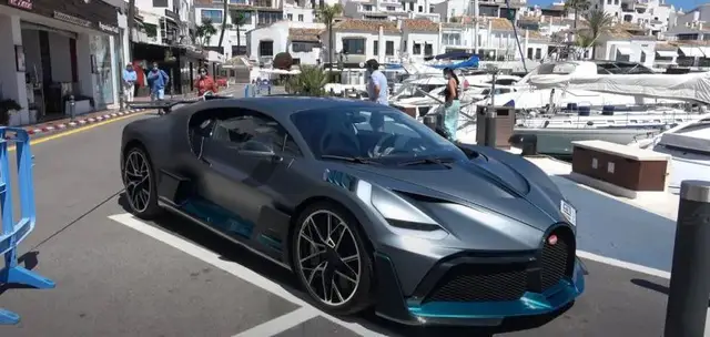 Bugatti Divo | Scrolller