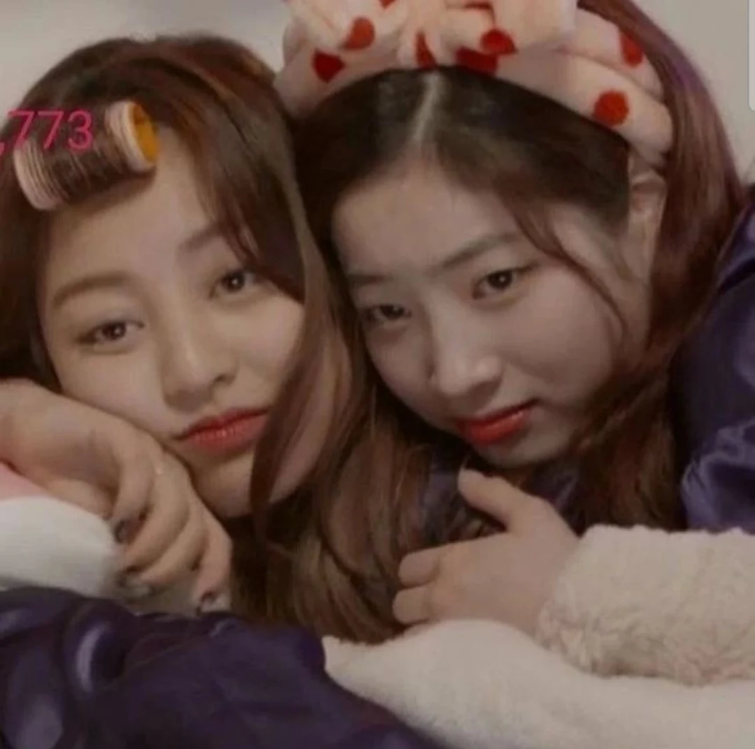 Squishing with Dahyun | Scrolller