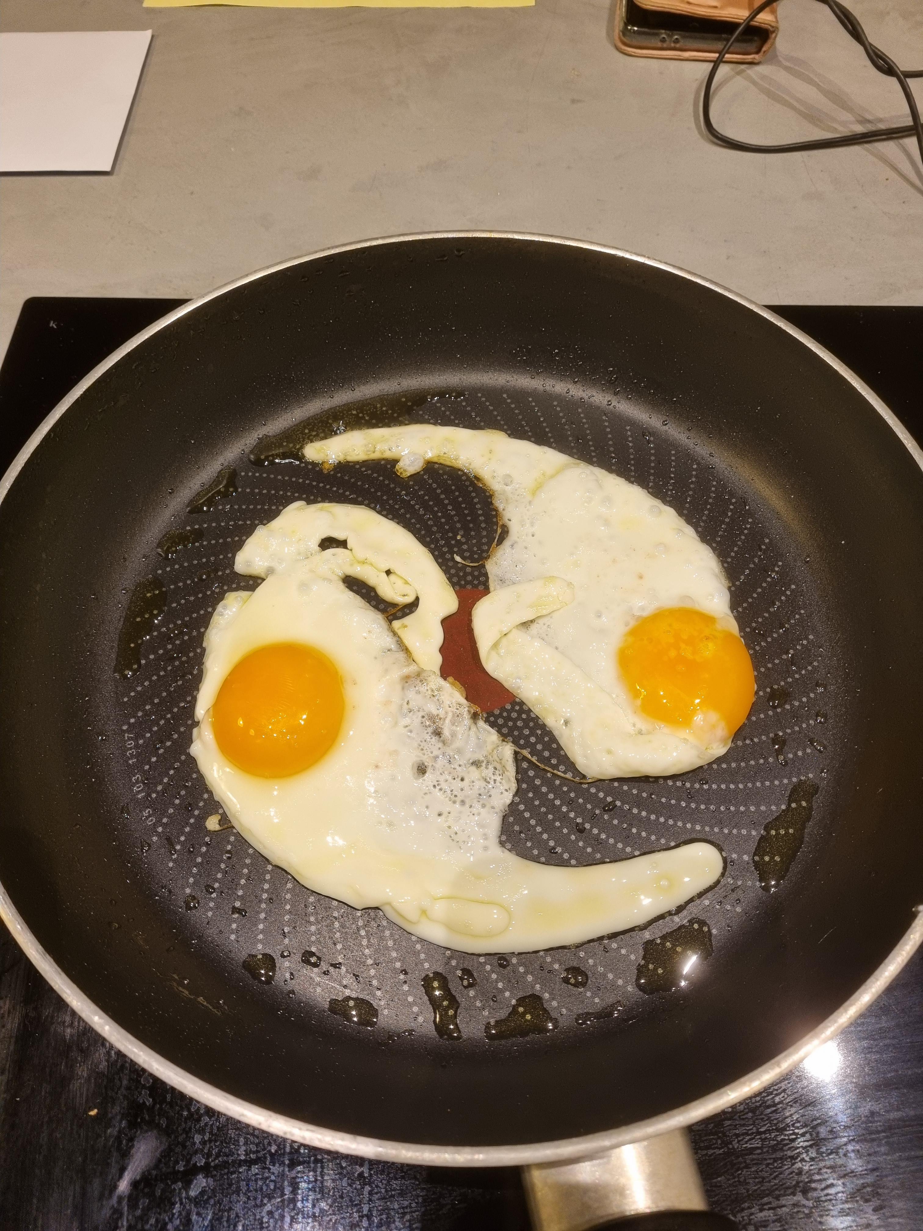 Ying yang eggs | Scrolller