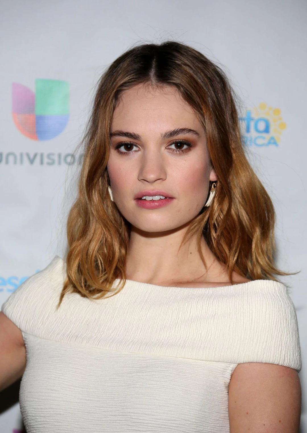 Lily James | Scrolller