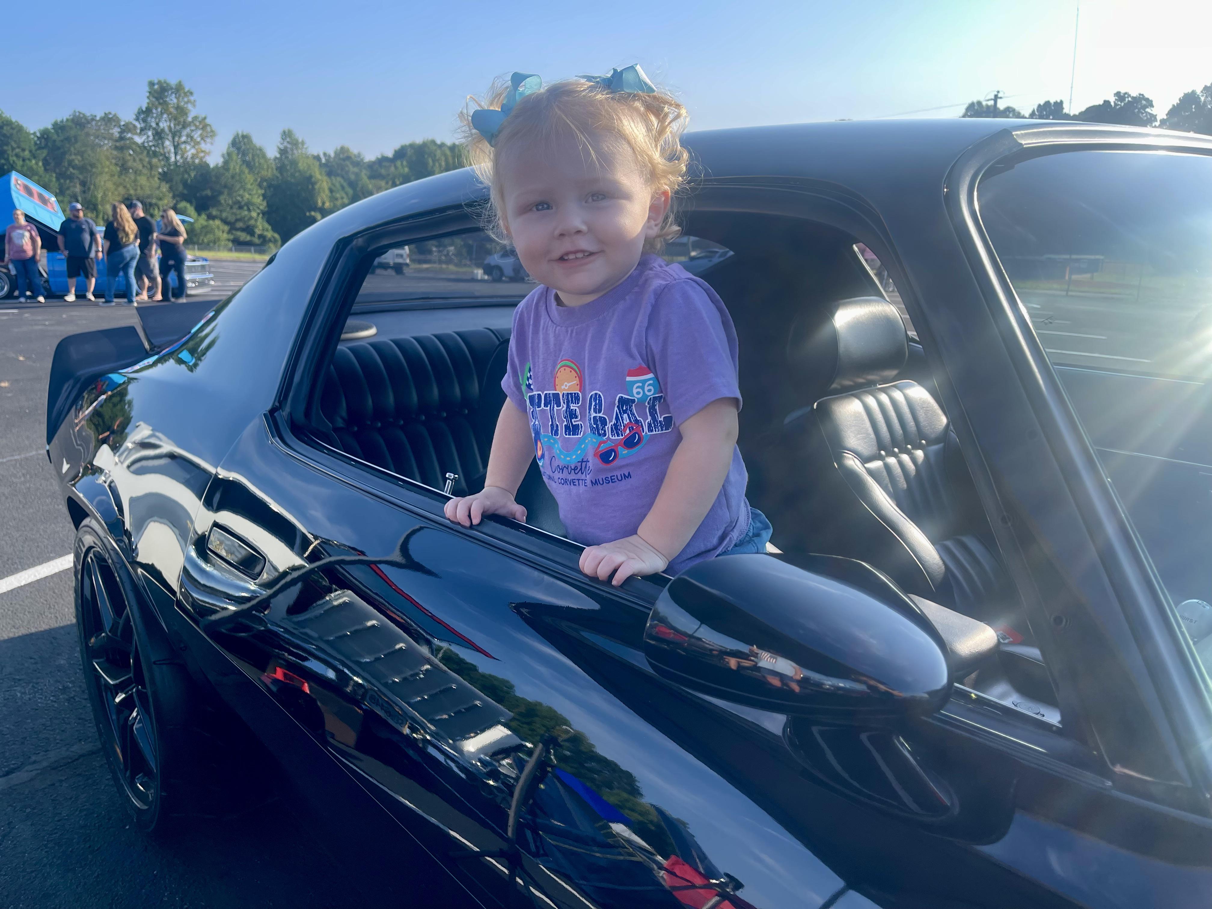 Remove crowd from background | Scrolller