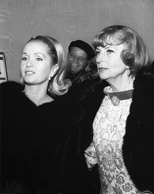 Actress Debbie Reynolds and best girlfriend actress Agnes Moorehead, 1967 | Scrolller
