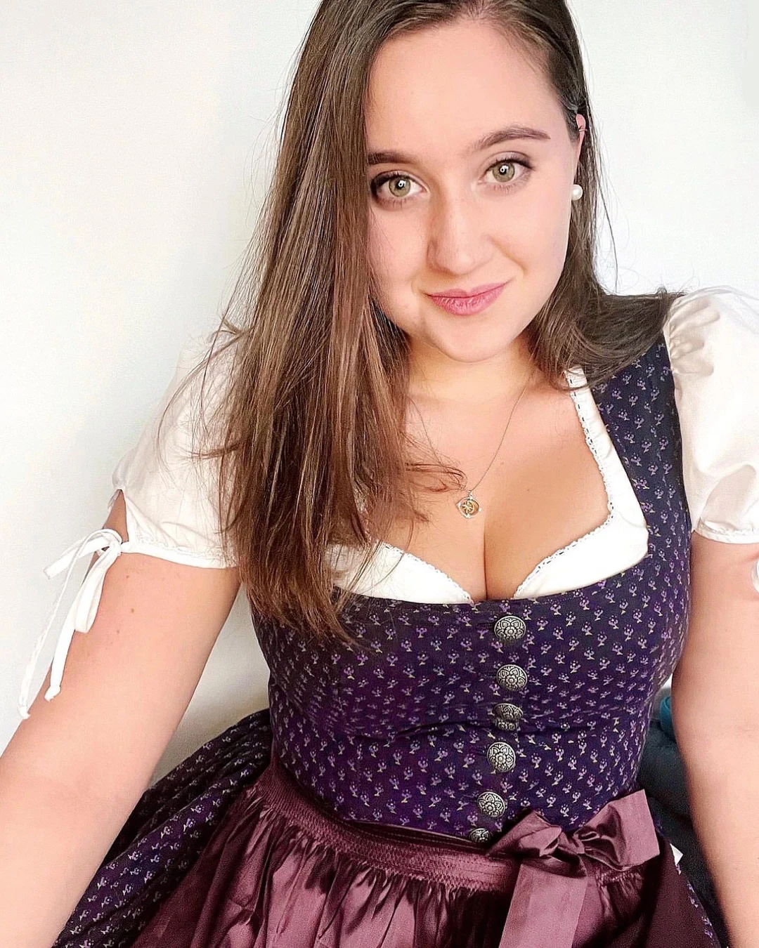 Dirndl | Scrolller