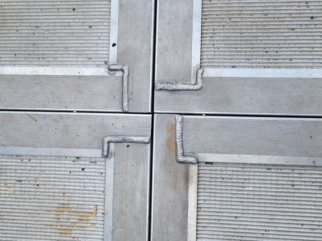 The corners of this aluminum ramp system... | Scrolller