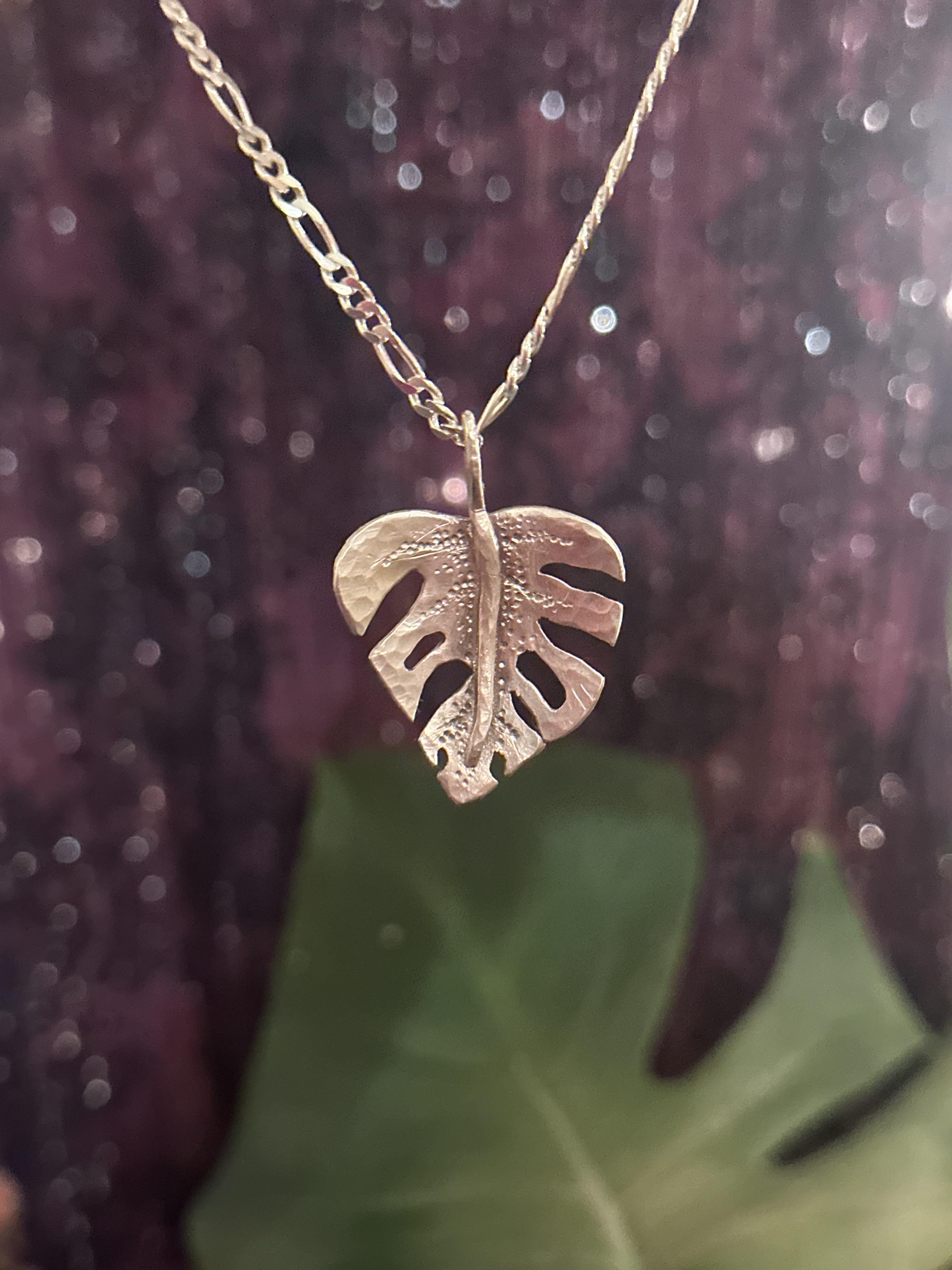 Monstera pendant 🌿💚 | Scrolller