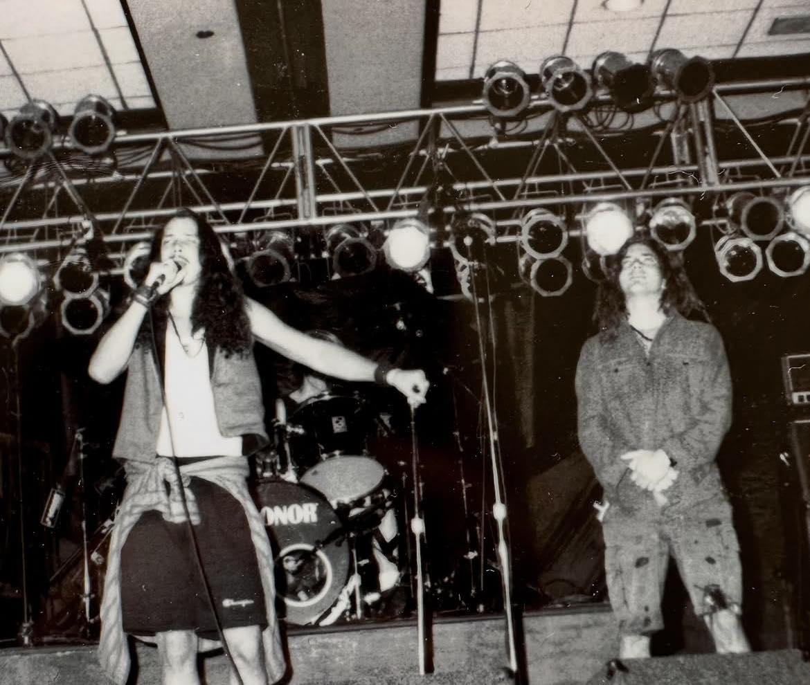 Chris Cornell and Eddie Vedder (1990) | Scrolller