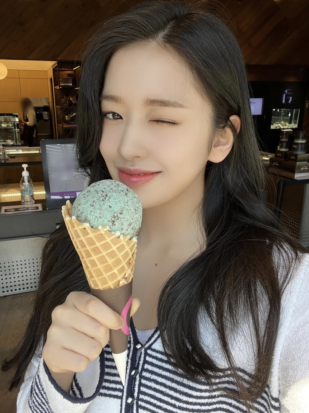 220418 IVE Members Twitter Update with An Yujin | Scrolller