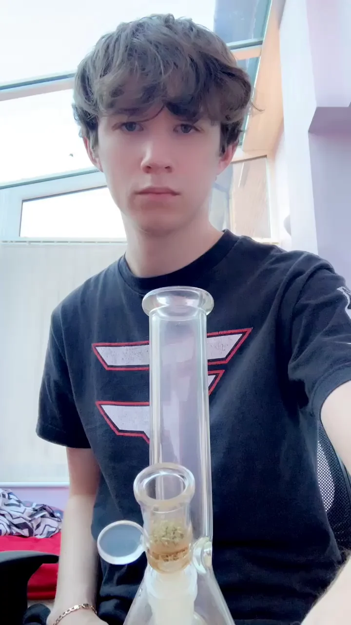 Beaker bong | Scrolller