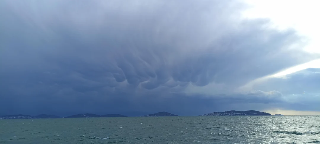 A little Mammatus Clouds in Istanbul | Scrolller