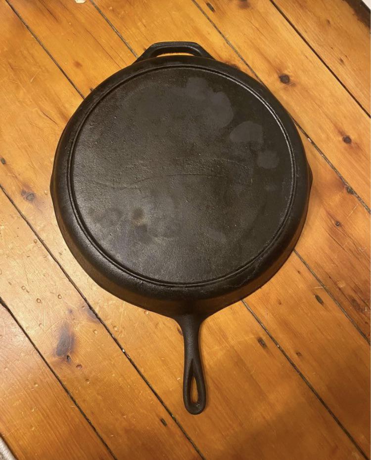 Identification on this old skillet? | Scrolller