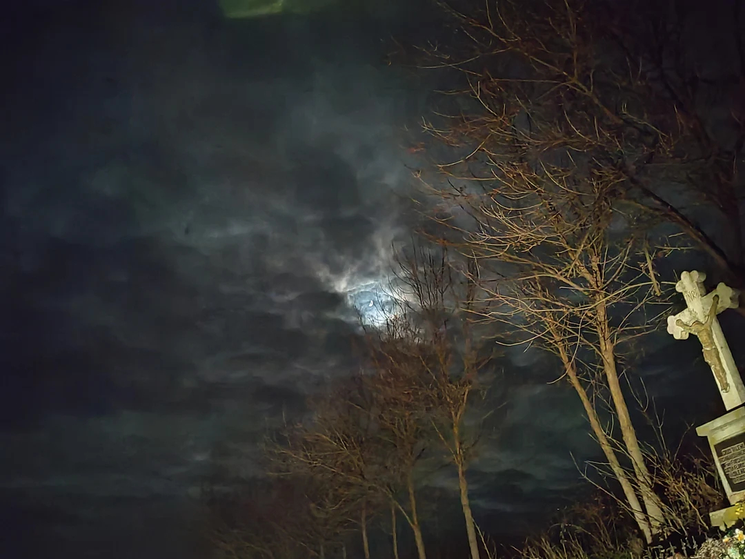 Moon aura in the clouds | Scrolller