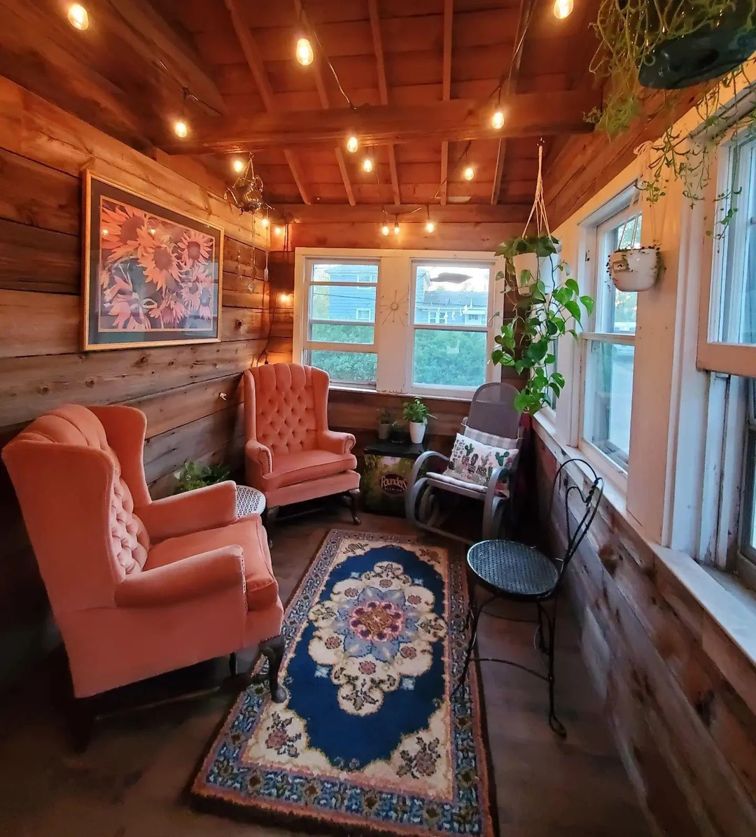 My friend just finished decorating her enclosed porch. | Scrolller