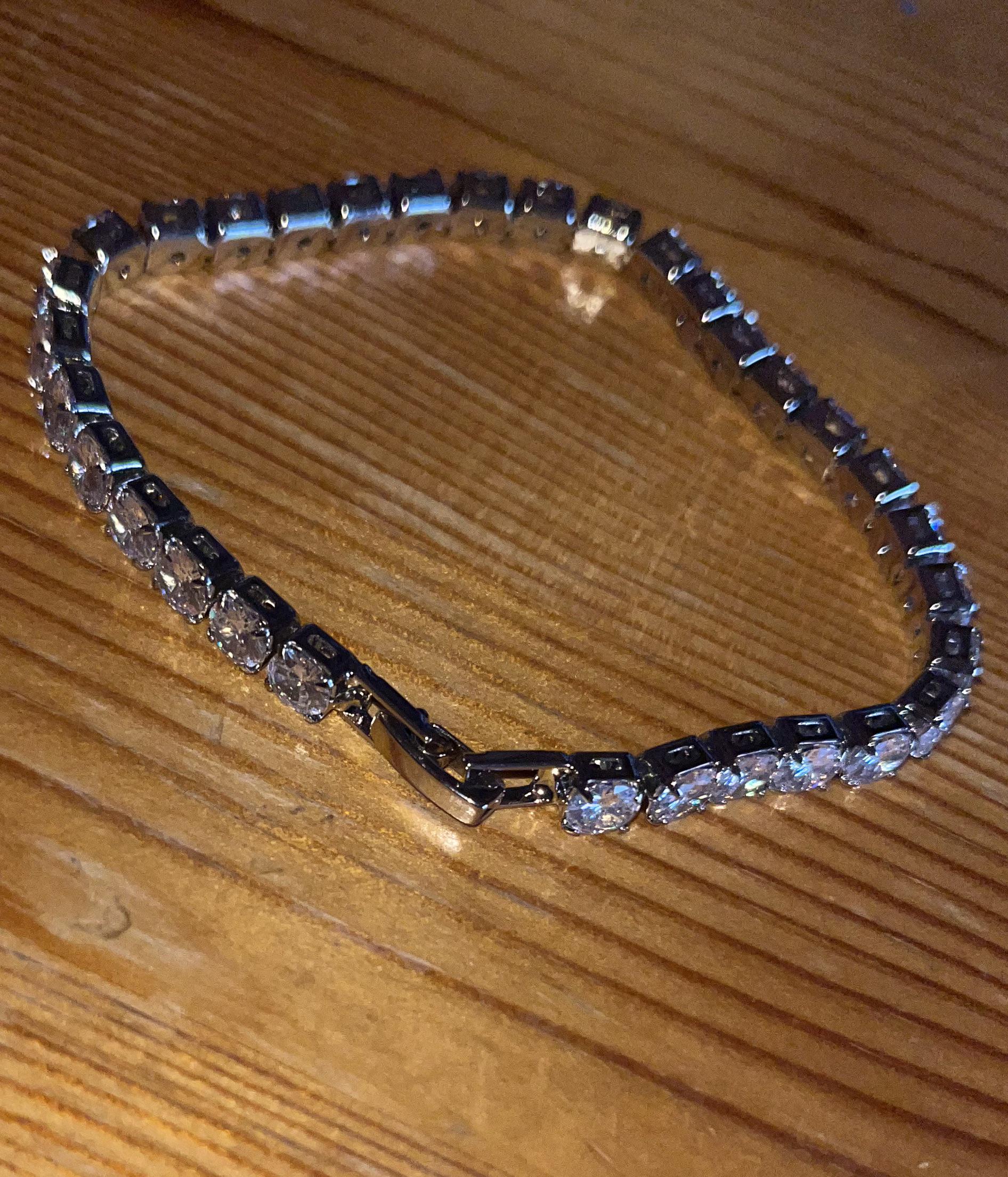 How do I open this lock | Scrolller