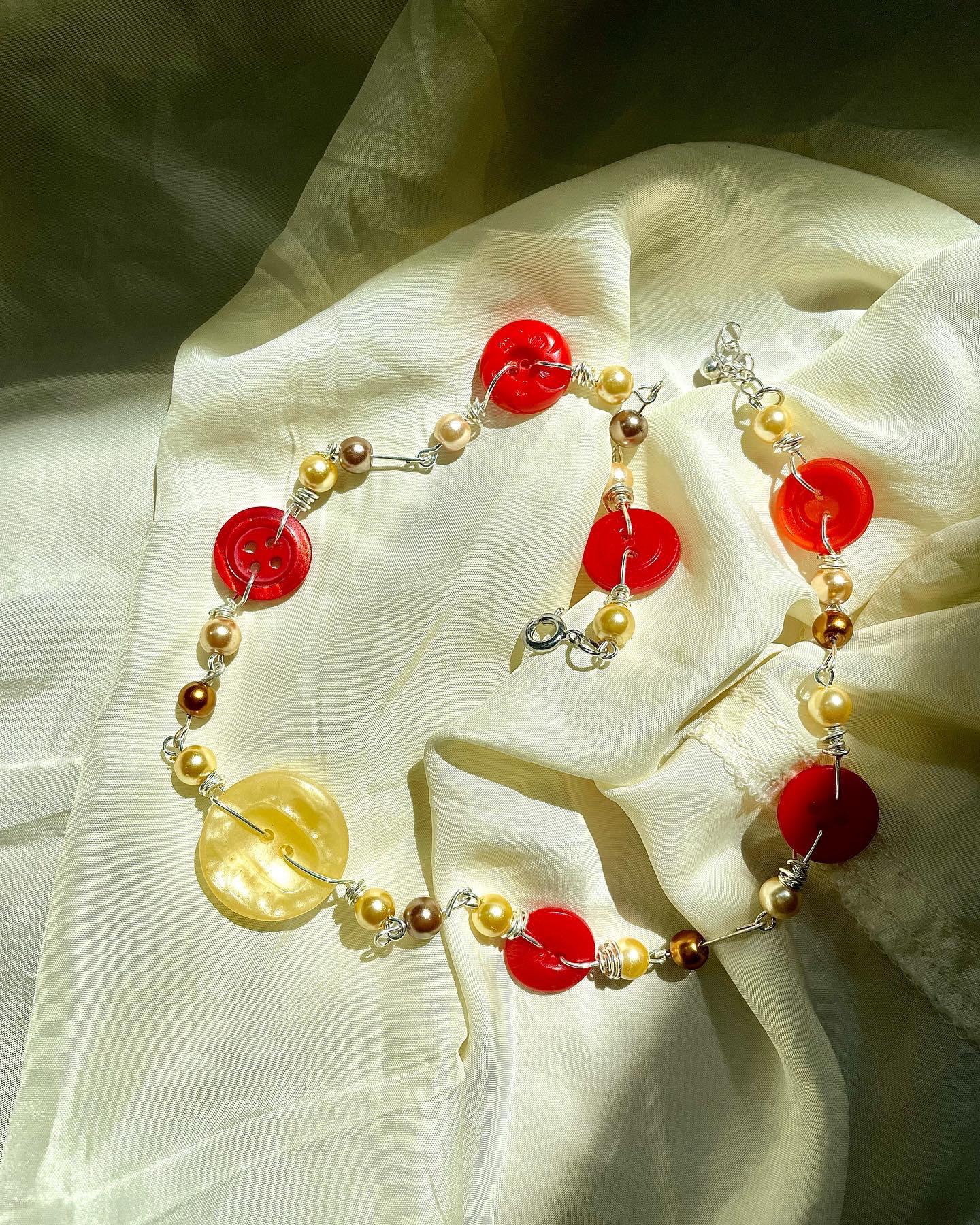 Vintage button up cycle necklace | Scrolller