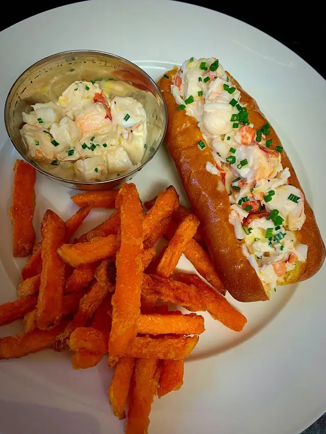 Lobster Roll, Lobster Meat, Sweet Potato Fries | Scrolller