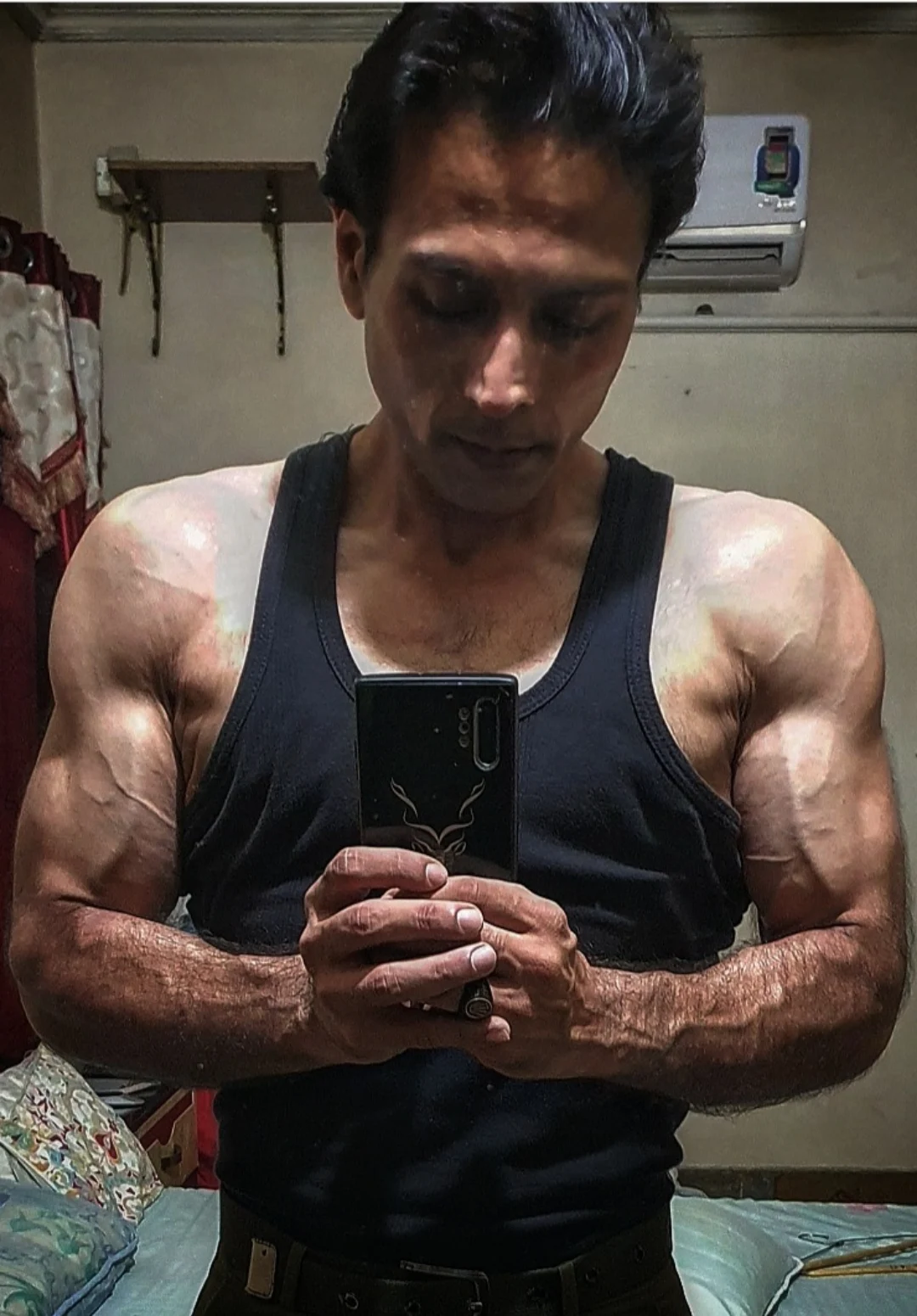 Shoulder veins poppin. | Scrolller