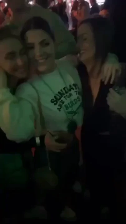 Security guard snapping a selfie for these ladies | Scrolller