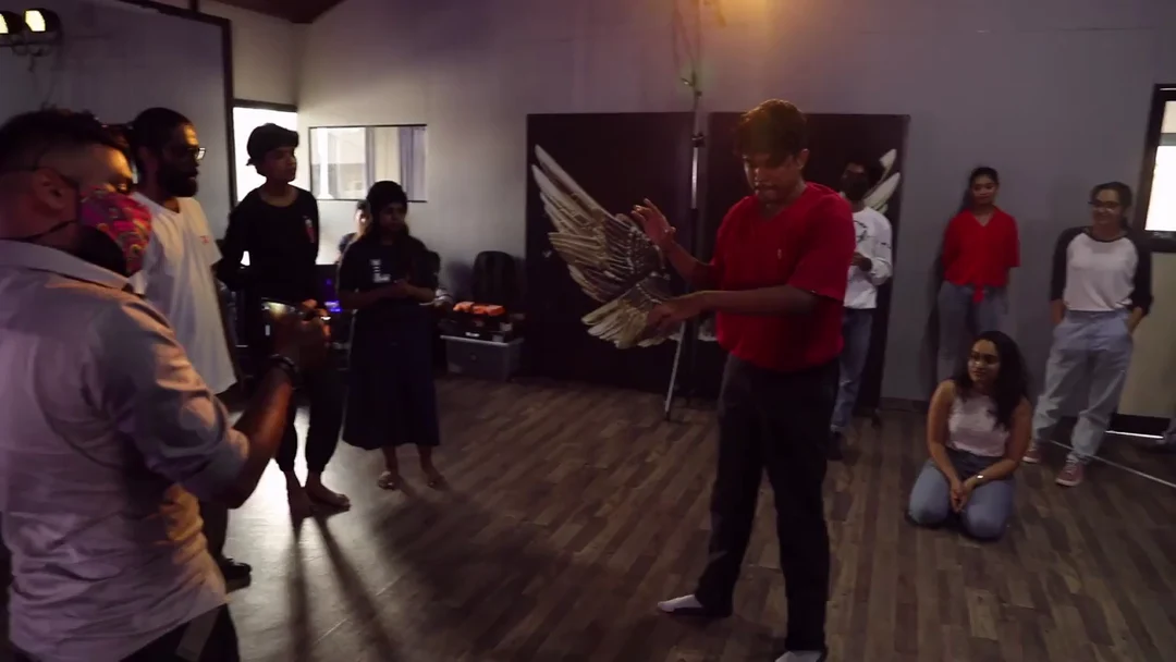 Mixed some folk dance styles to popping, animation and waving during this cypher, hope y'all ...