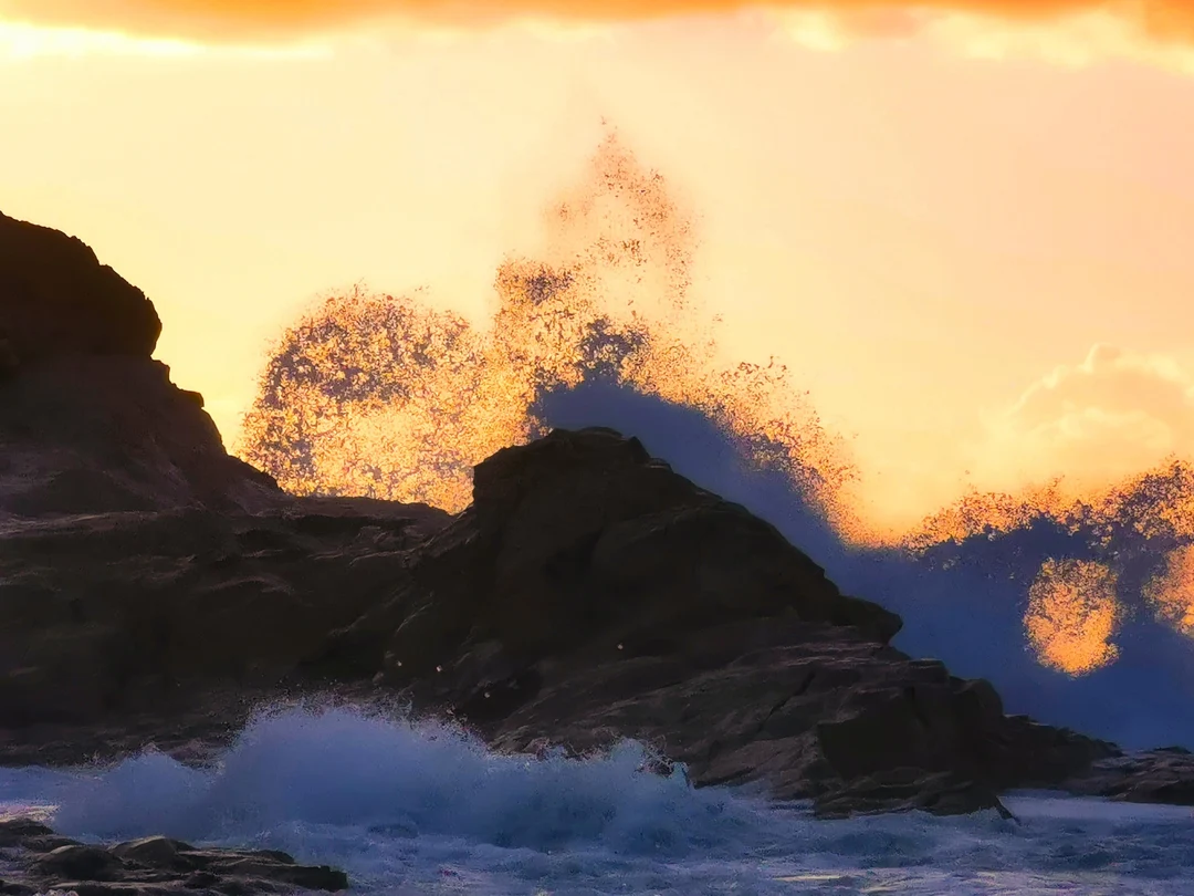 Waves crashing at Bizerte, Tunisia [3648x2736] [OC] | Scrolller