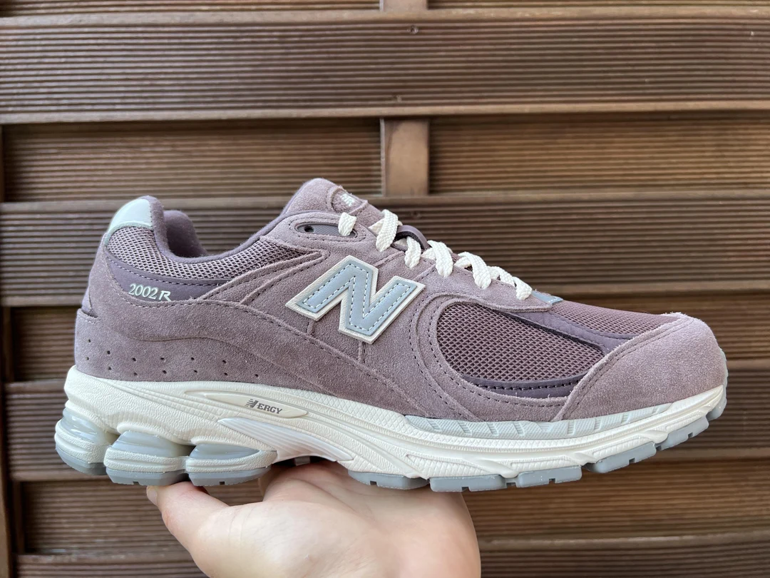 New Balance 2002R such a nice sneaker | Scrolller