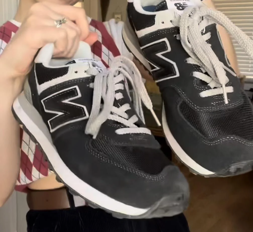Can someone help me identify this shoe? | Scrolller