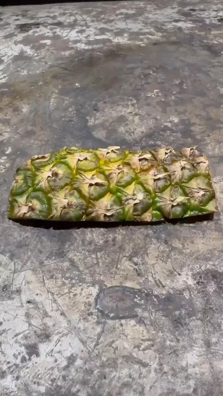 A pineapple shell can support a 1000℃ iron ball | Scrolller