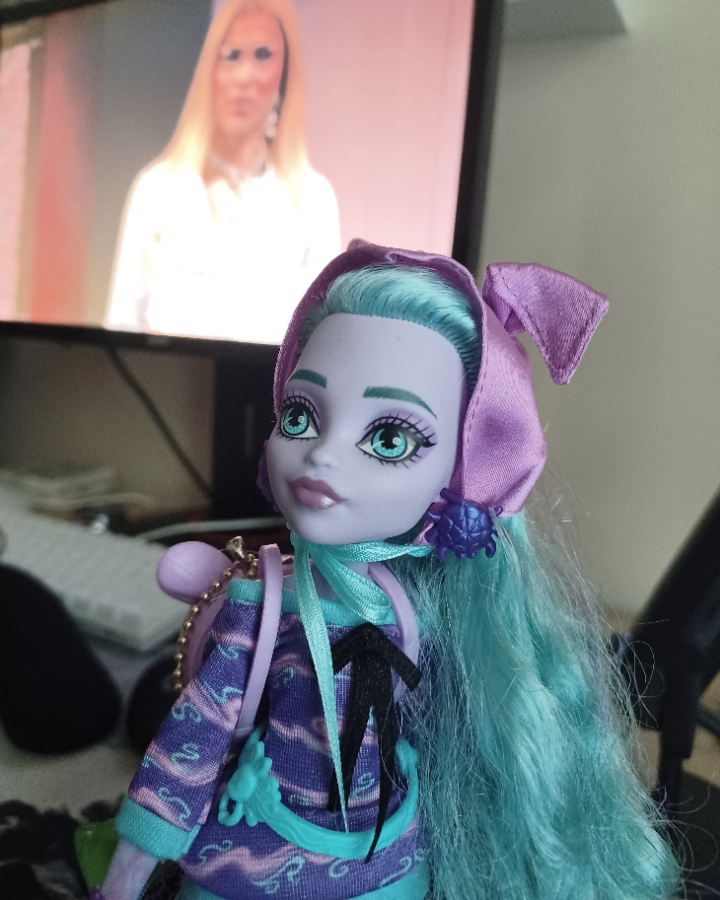 Debanged Twyla Giving Face Scrolller