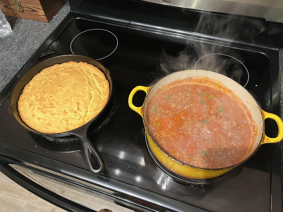 Made CI cornbread for the first time, had to have some chili to go with it | Scrolller