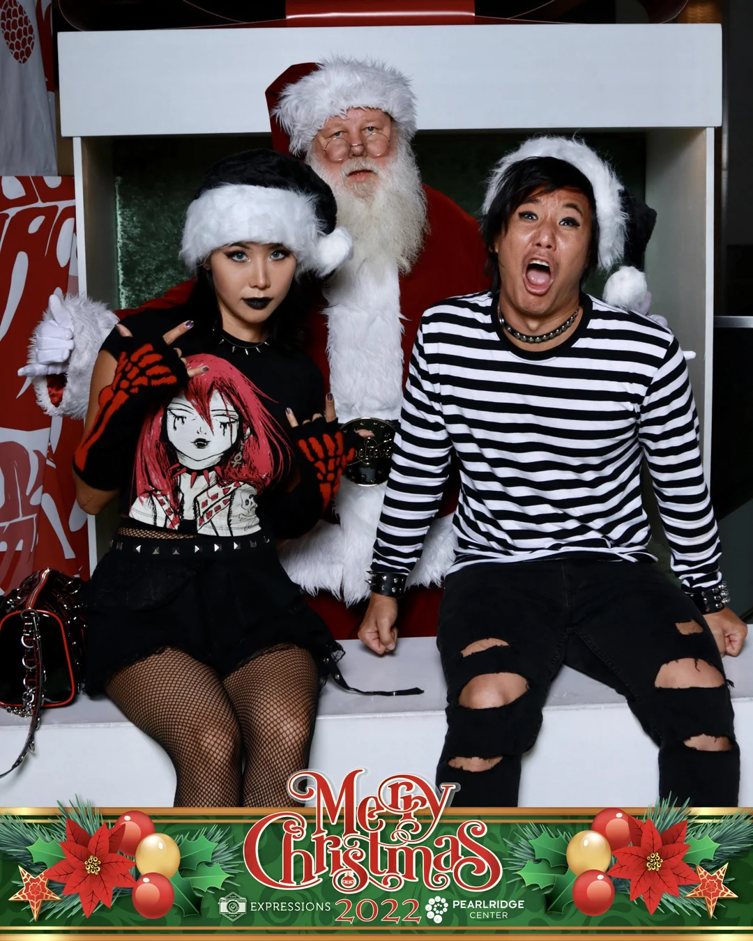Went to take photos with Santa, looks like he was having a rough day… | Scrolller