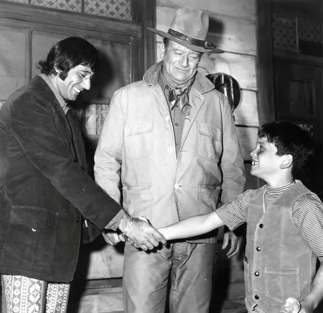 John Wayne introduces his son to Joe Namath in 1974 | Scrolller