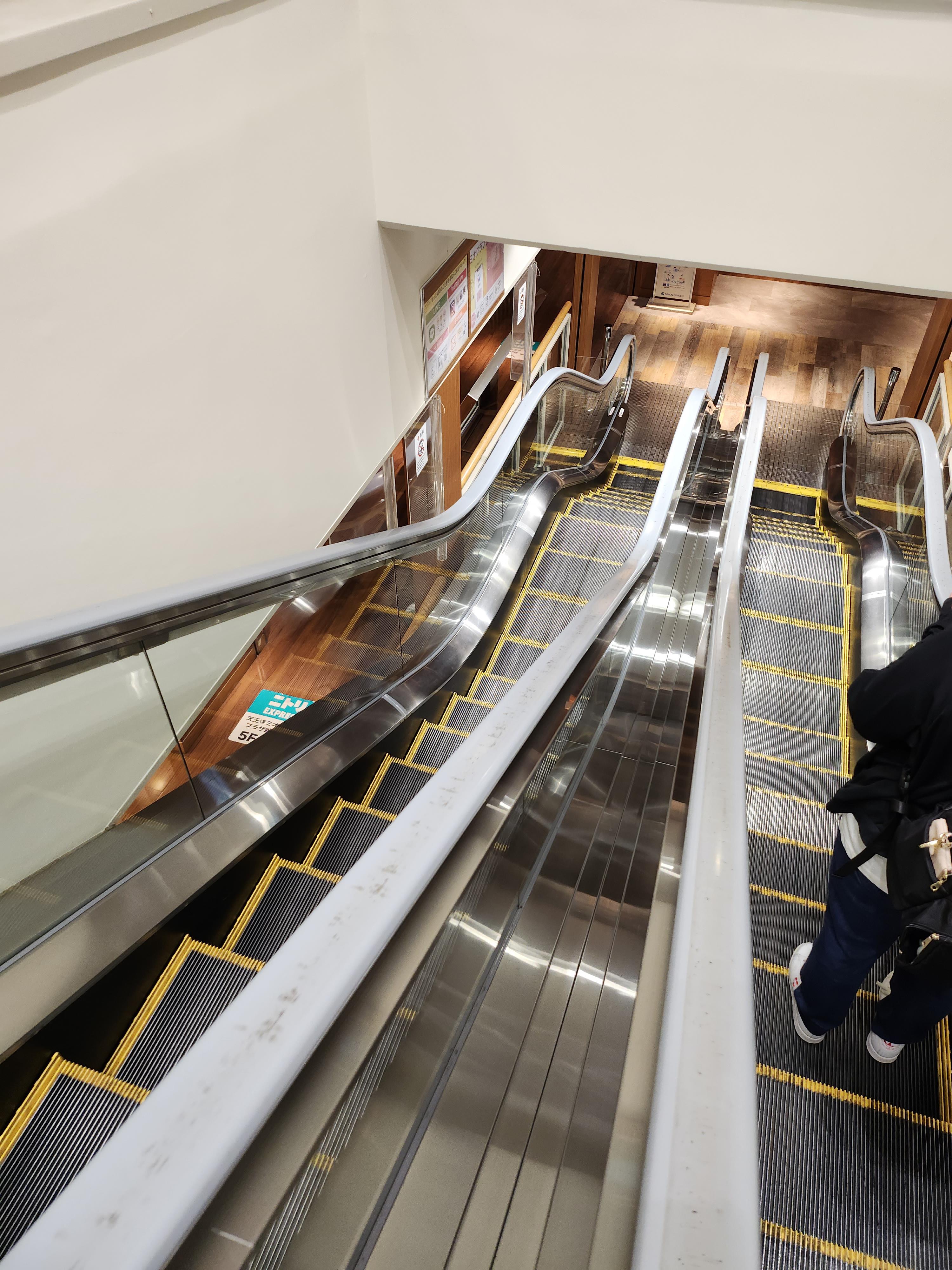 This curved escalator | Scrolller