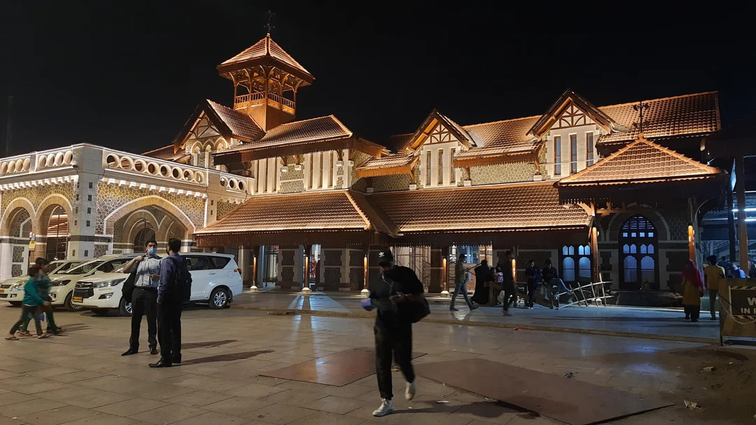 Discover more like CityPorn: Bandra West railway station, Mumbai and Related Content | Scrolller