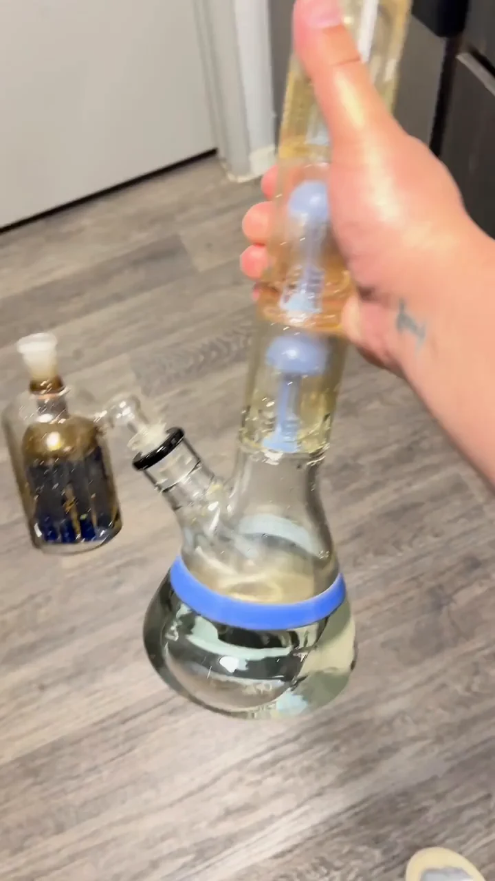 Keep your bongs clean | Scrolller