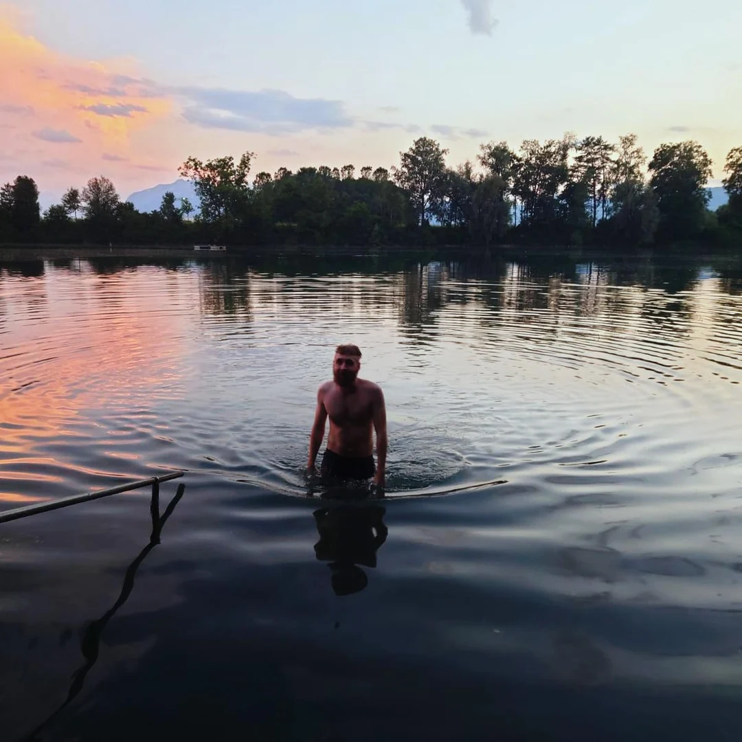 a dramatic 'from the depths' shot | Scrolller