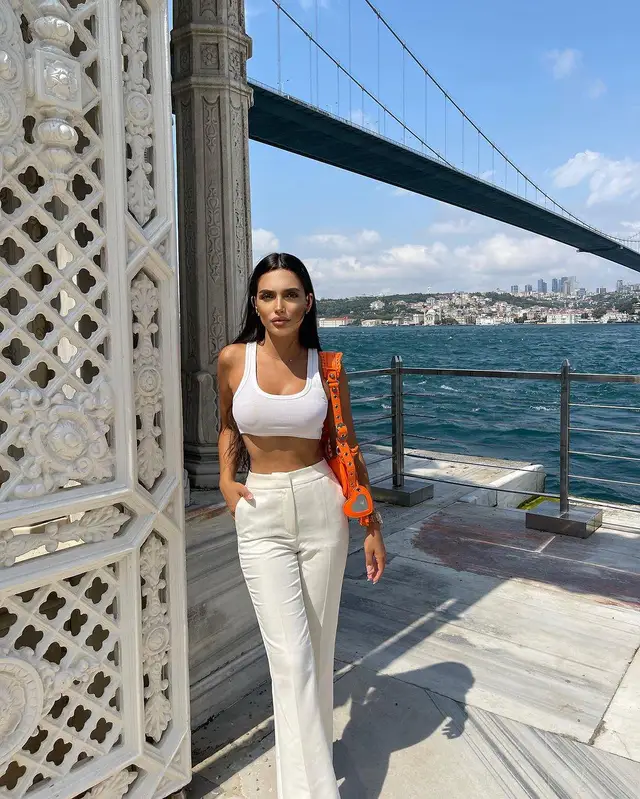 Kimberly Bez Scrolller