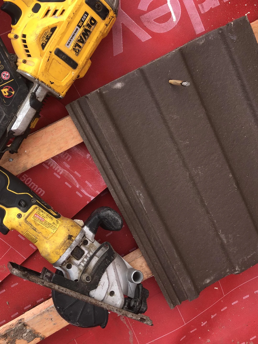 Roof tile perfect joint holder at work | Scrolller