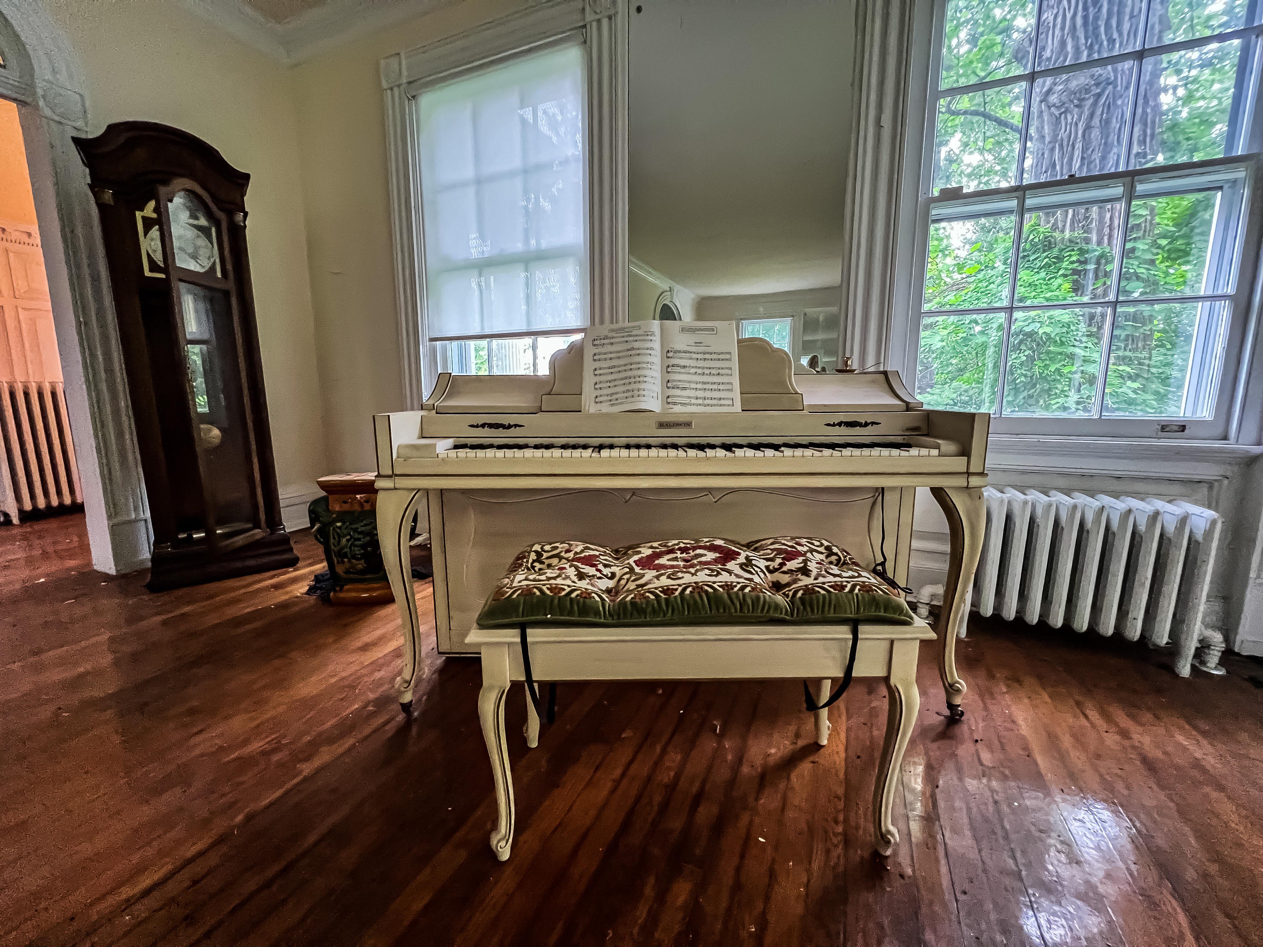 Abandoned Mansion | Scrolller