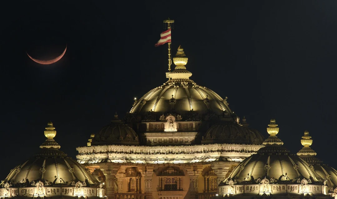 Crescent Moon over Akshardham Temple - Delhi |1900 x1120 | Scrolller