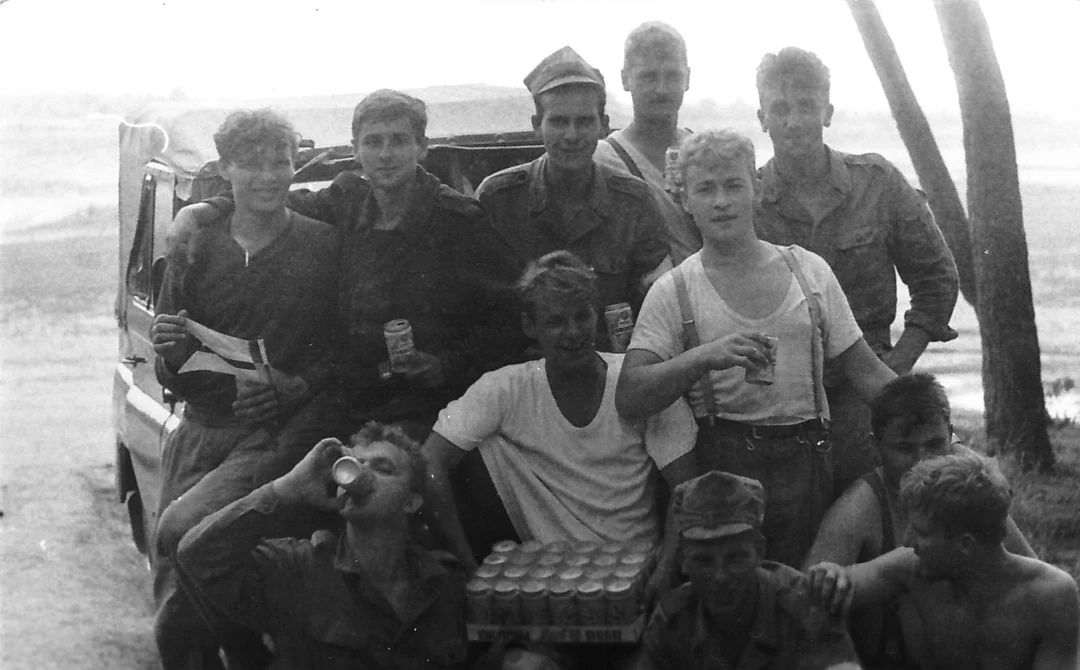 My dad (21) sharing a crate of beer with his comrades, 1992 | Scrolller
