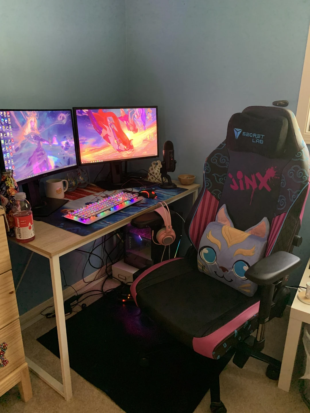 my setup is finally complete with my new #secretlab chair! 💖💙 | Scrolller